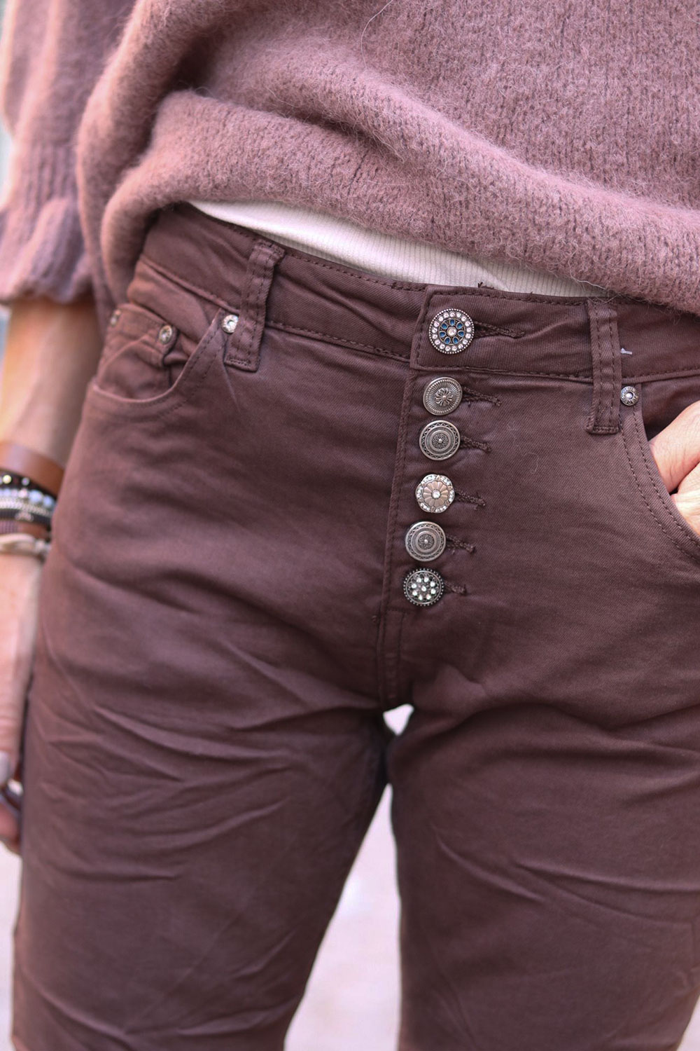 Snygga byxor 98686 - Blingknappar - Choco - Fanny Michel