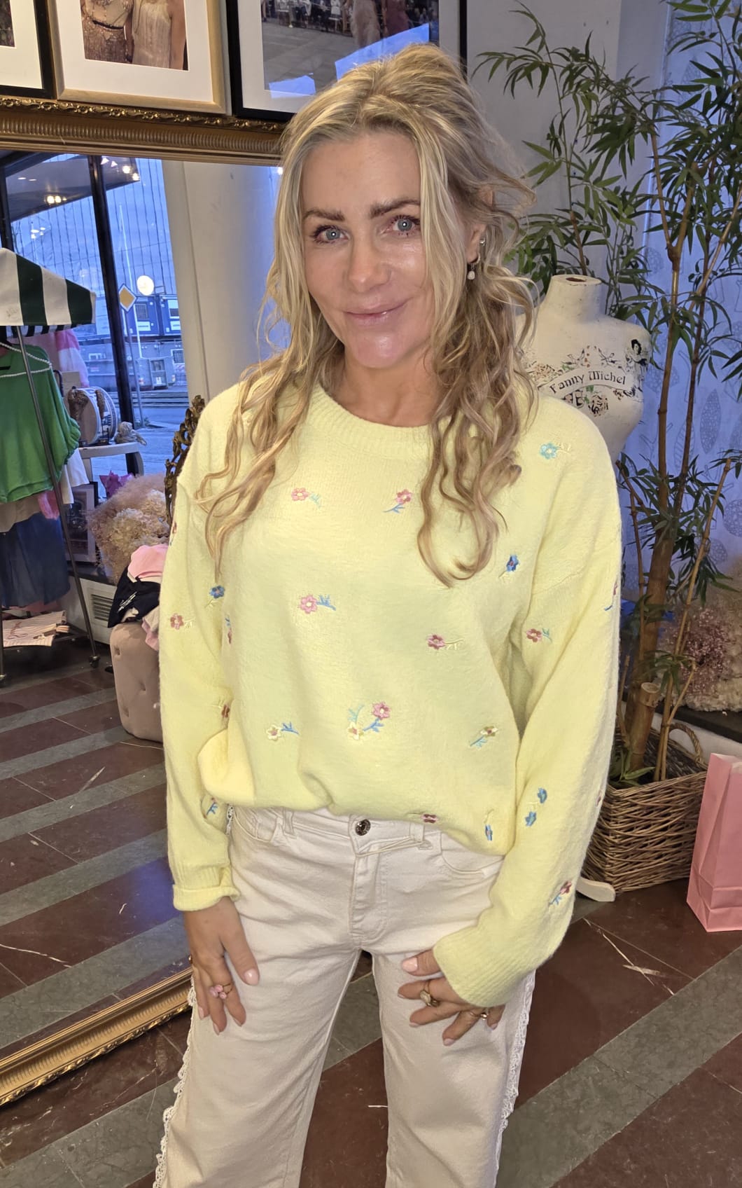 Blomma - Stickad tröja med brodyr - Gul - Fanny Michel